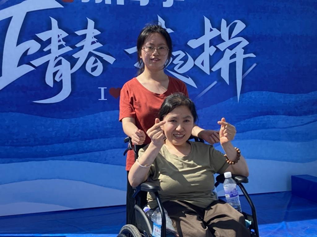 今秋入学，秋霞圆梦！ “瓷娃娃”赵秋霞来青岛追梦大学，青潍爱心联动续写励志故事_刘淑荣_女儿_轮椅