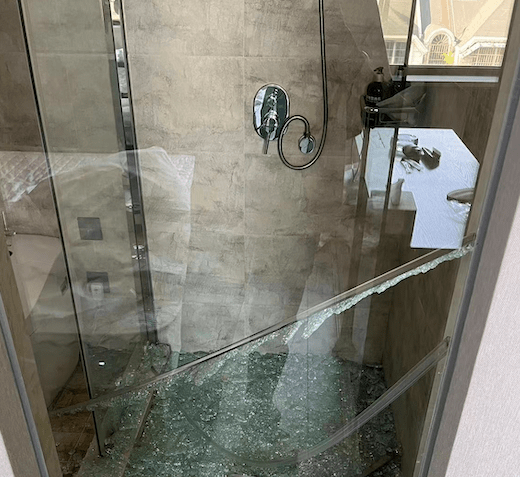 24岁女孩入住大连一酒店，晚上刚洗完澡，浴室却突然小汪钢化玻璃赔偿 