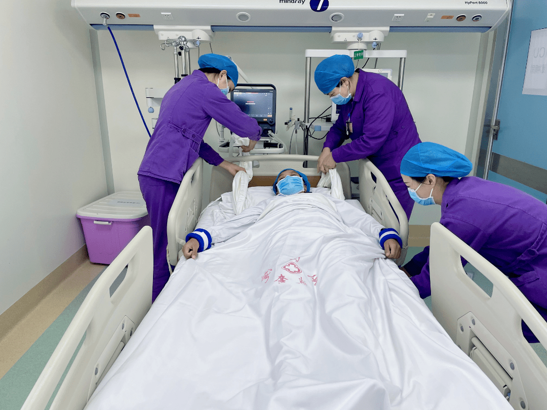 【我最在乎你 温暖就医路】州人民医院凤仪分院开展“沉浸式入住ICU”换位体验患者就医感受活动_约束_护理_病人