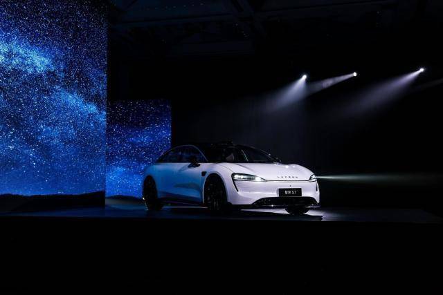 智界S7首发搭载华为800V超充，鸿蒙4座舱、超800公里续航齐备！_搜狐汽车_搜狐网