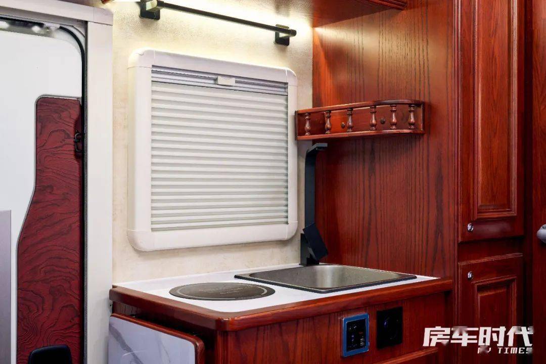 旌航新款T8 C型房车 2.3T+8AT黄金动力组合 美式豪华实木内饰 尽显奢雅格调_搜狐汽车_搜狐网